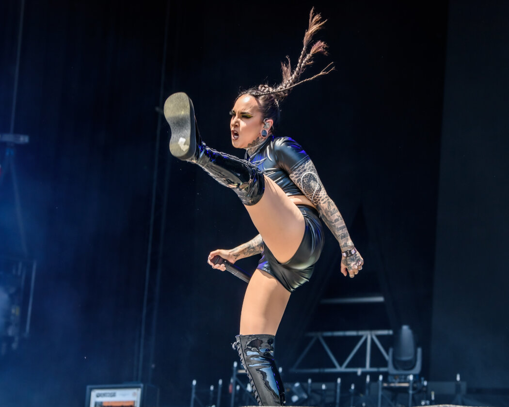 Jinjer. (72/101) – Strahlender Sonnenschein und 70.000 Parkrocker:innen feiern eine heiße Party ...