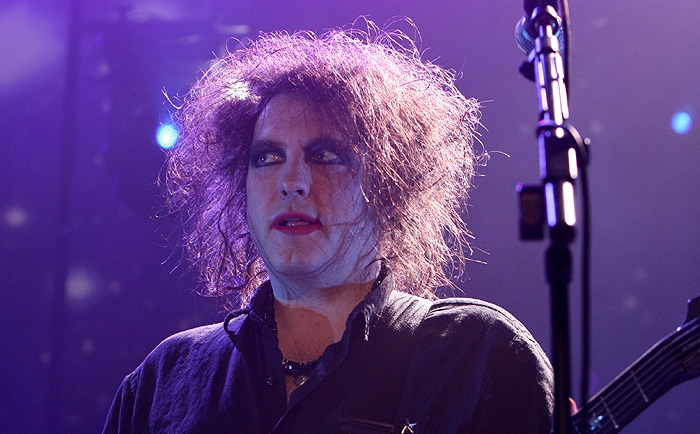 The Cure – (11/20) – Vergöttert wie eh und je: Robert Smith und Co. 2008 live in München. – laut ...