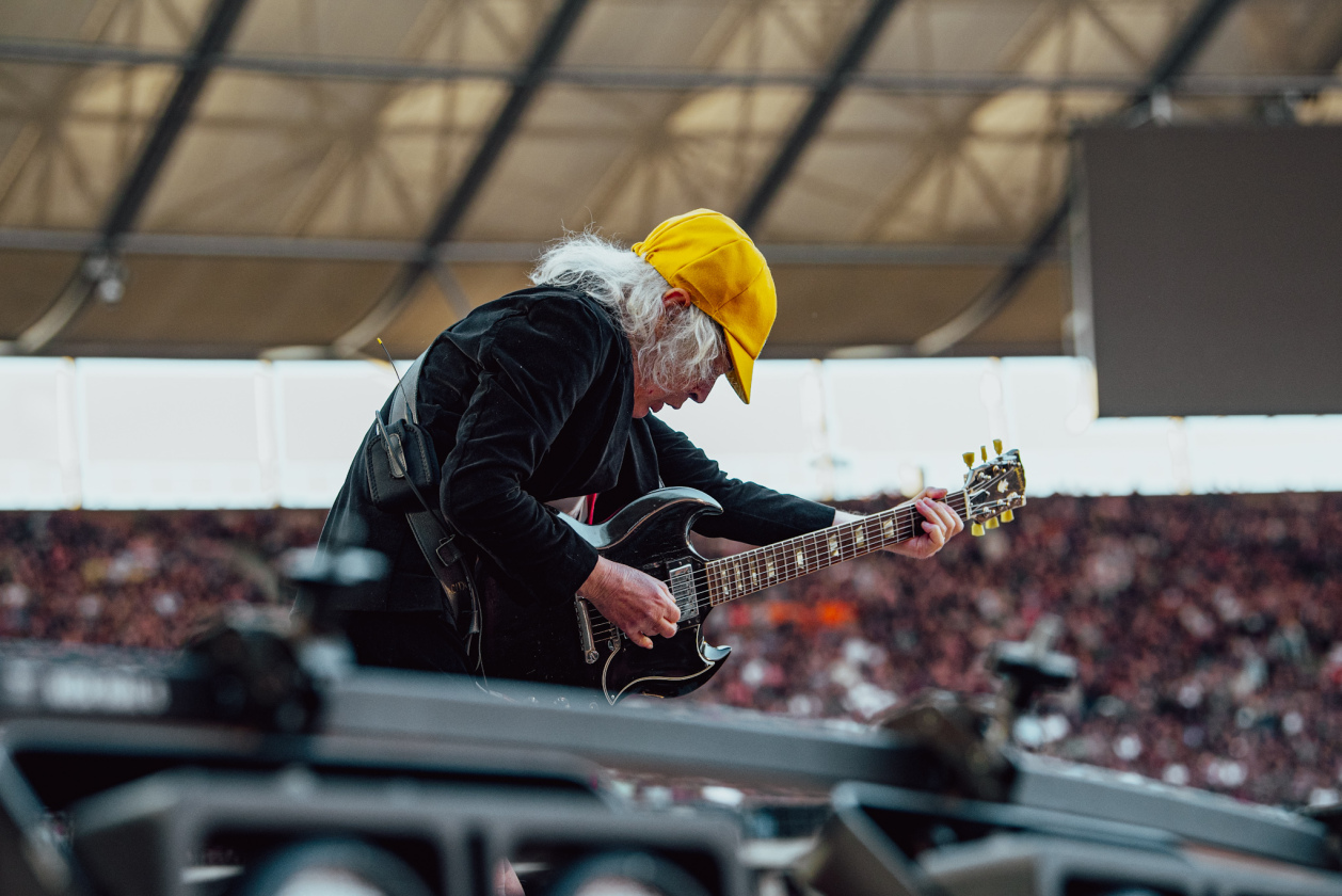 AC/DC – Angus. (22/43) – Wie ein Schlag in die Magengrube: Angus Young ...