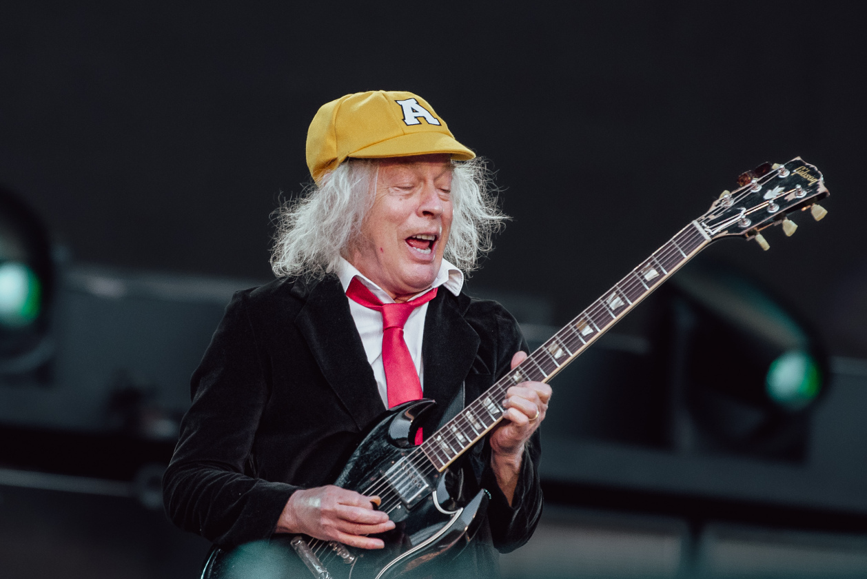 AC/DC – Angus Young. (4/43) – Wie ein Schlag in die Magengrube: Angus Young und Co. kehren auf ...