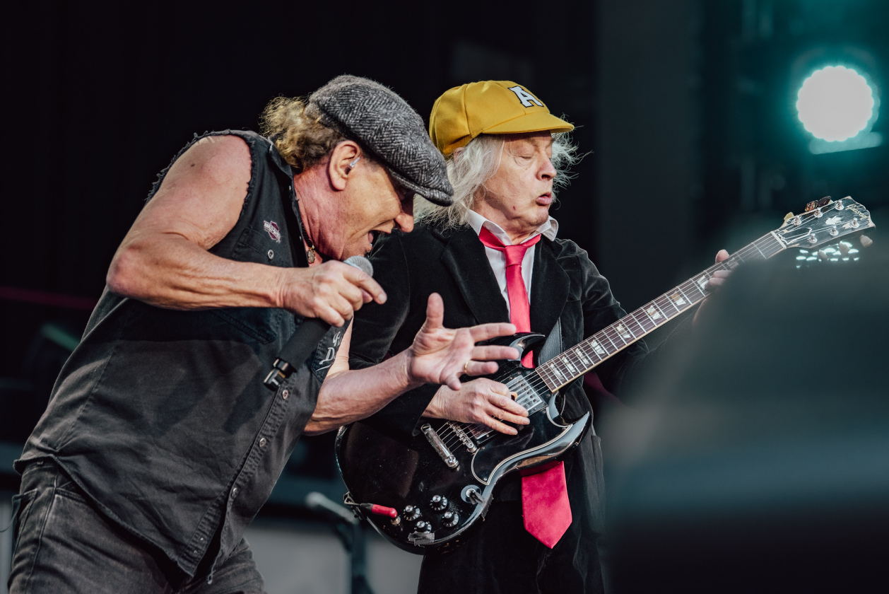 AC/DC – Brian und Angus. (2/43) – Wie ein Schlag in die Magengrube ...