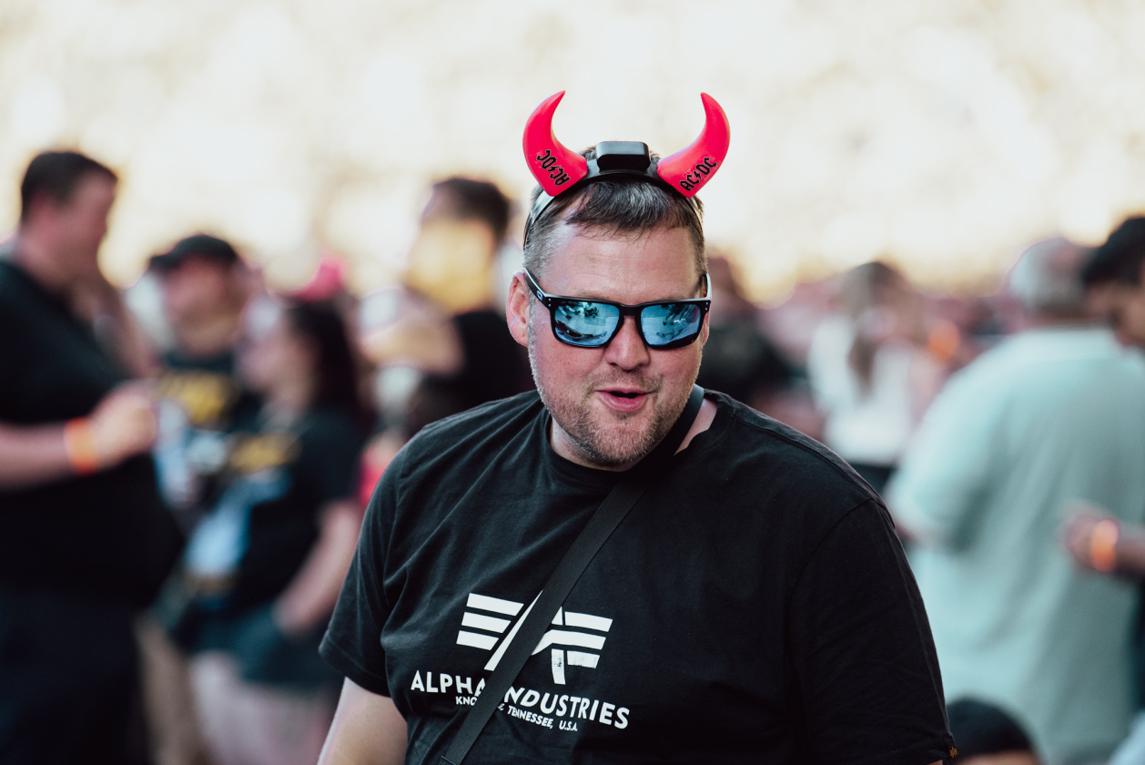 AC/DC – Horns. (12/43) – Wie ein Schlag in die Magengrube: Angus Young ...