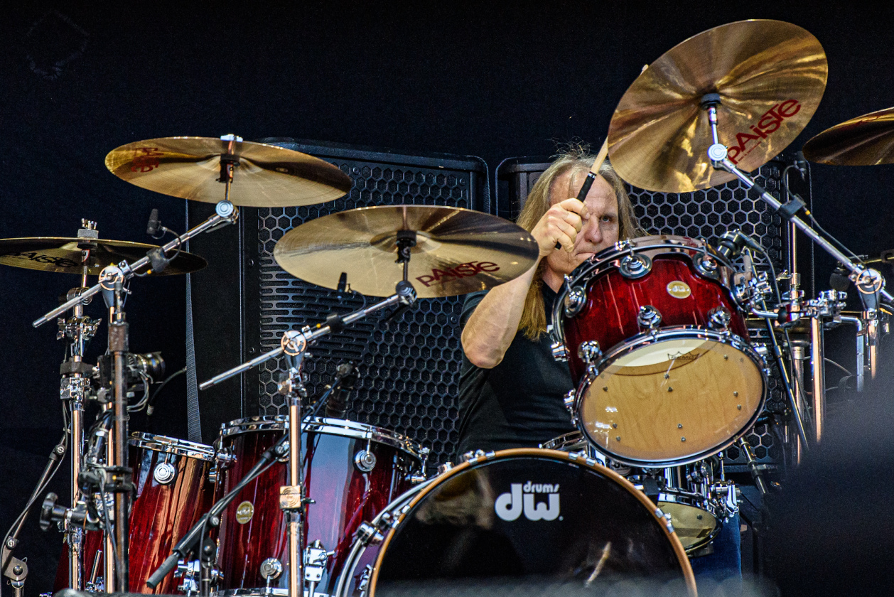 AC/DC – Matt Laug. (39/43) – Wie ein Schlag in die Magengrube: Angus ...