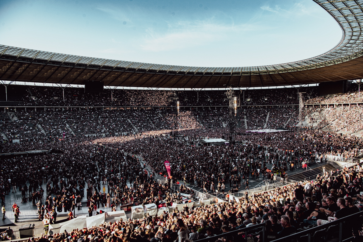 AC/DC – Stadion. (5/43) – Wie ein Schlag in die Magengrube: Angus Young ...