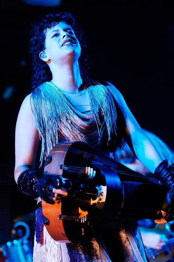 Arcade Fire – Regine Chassagne (7/24) – Mit Lauten und Leiern: Arcade ...