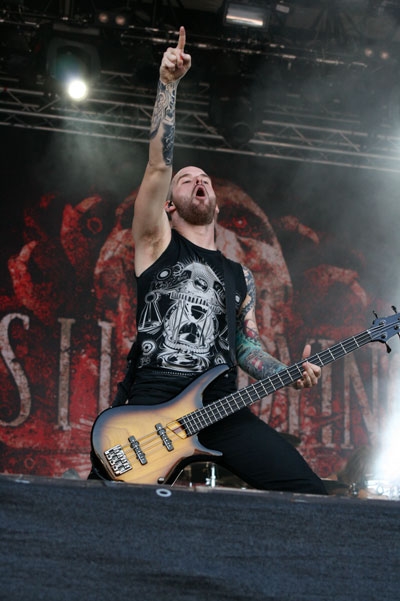 As I Lay Dying – Josh Gilbert (6/17) – Geballte Power – laut.de – Foto