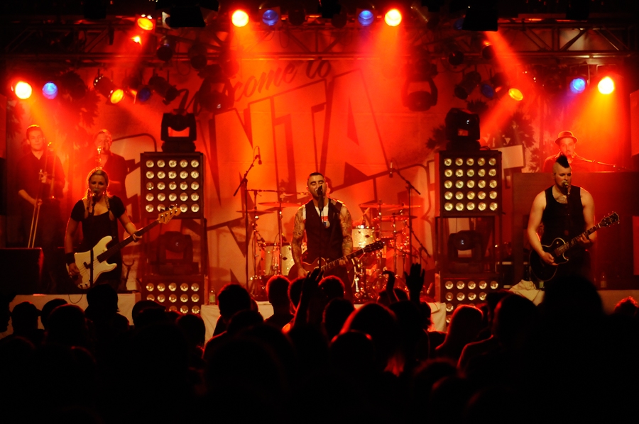 Broilers – Santa Muerte Tour 2011 (9/29) – Die Broilers in Farbe und Schwarzweiß. – laut.de – Foto