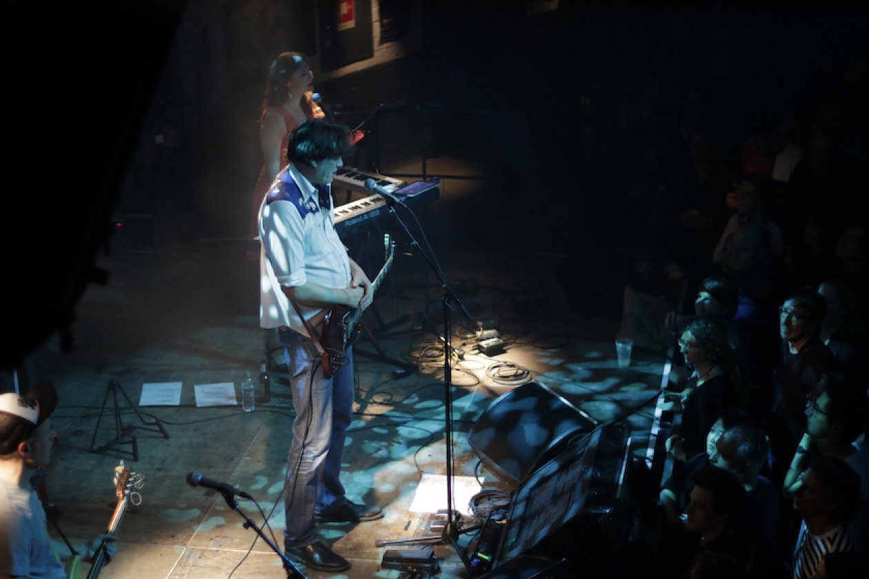 Die Sterne – Auch von der Seite eine gute Figur: Frank Spilker. (4/10 ...