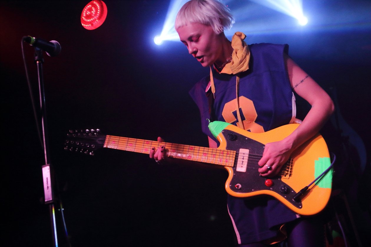 Dream Wife – Alice Go mit Zwölfsaiter. (14/21) – International Women's ...