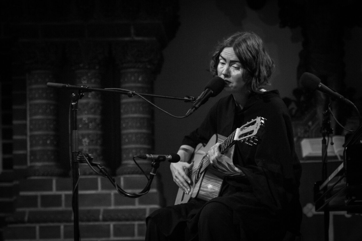 Emma Ruth Rundle – ...mal an der Gitarre. (4/16) – laut.de – Foto