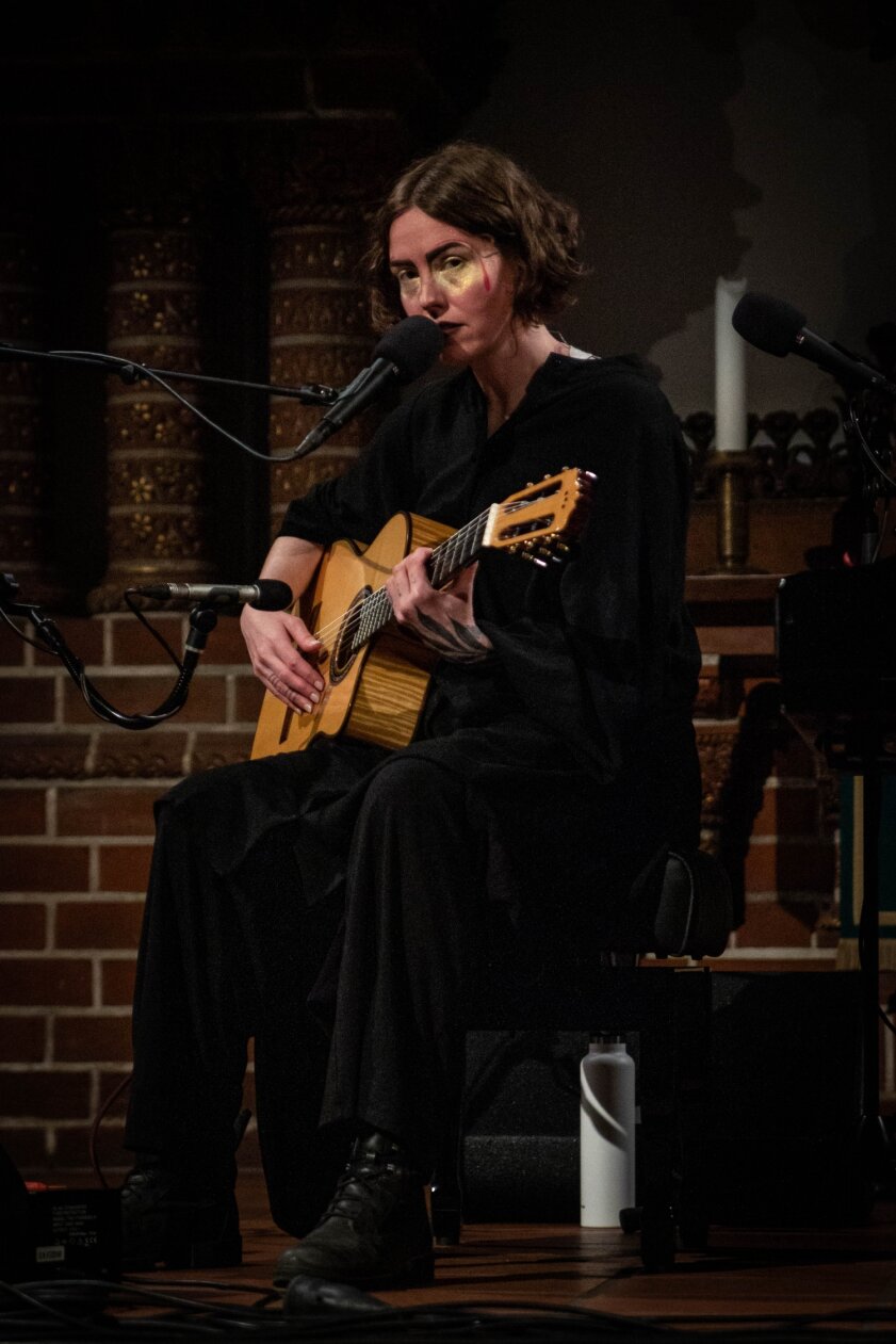 Emma Ruth Rundle – "Sky daddy is watching." (8/16) – laut.de – Foto