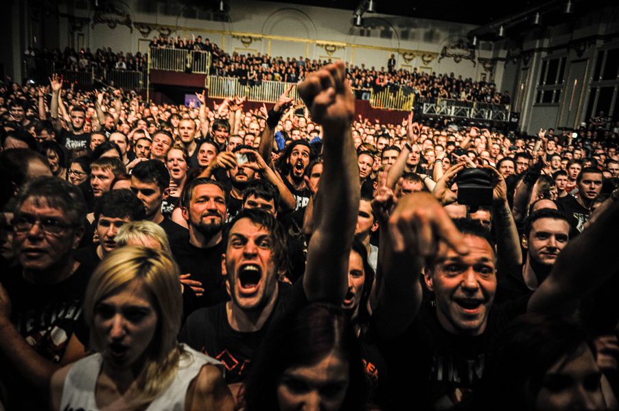 Five Finger Death Punch – Five Finger-Fans. (8/15) – Raise your fist in ...