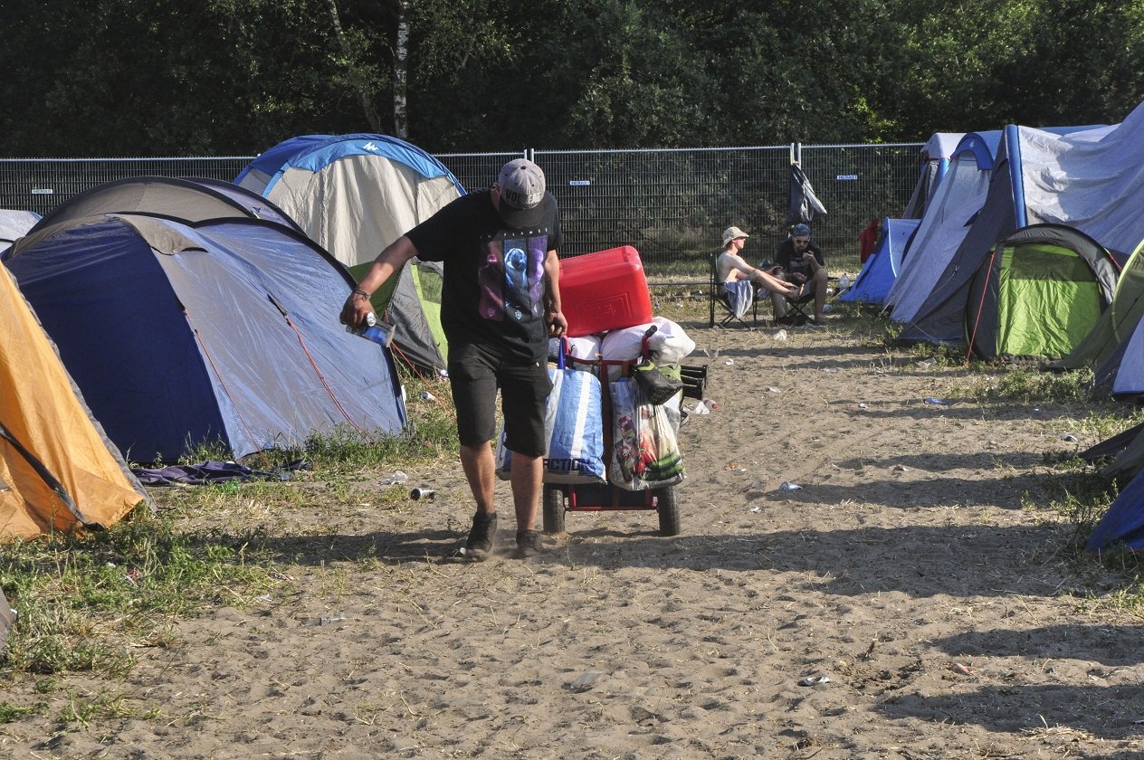 Mit Sack und Pack. (60/69) – Bestes Wetter, beste Bands: 155.000 ...