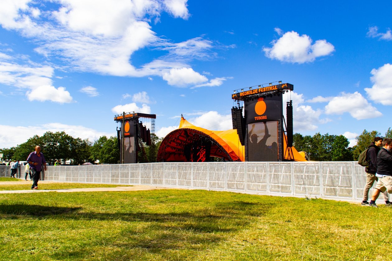 Die Orange Stage. (23/94) – Fotos von einem der größten Festivals ...
