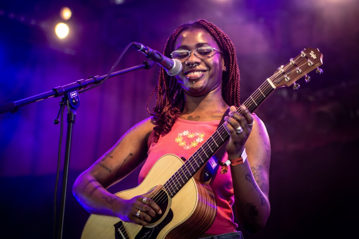 Kara Jackson. (44/57) – Der Donnerstag mit K-Pop, Khruangbin etc. und ...