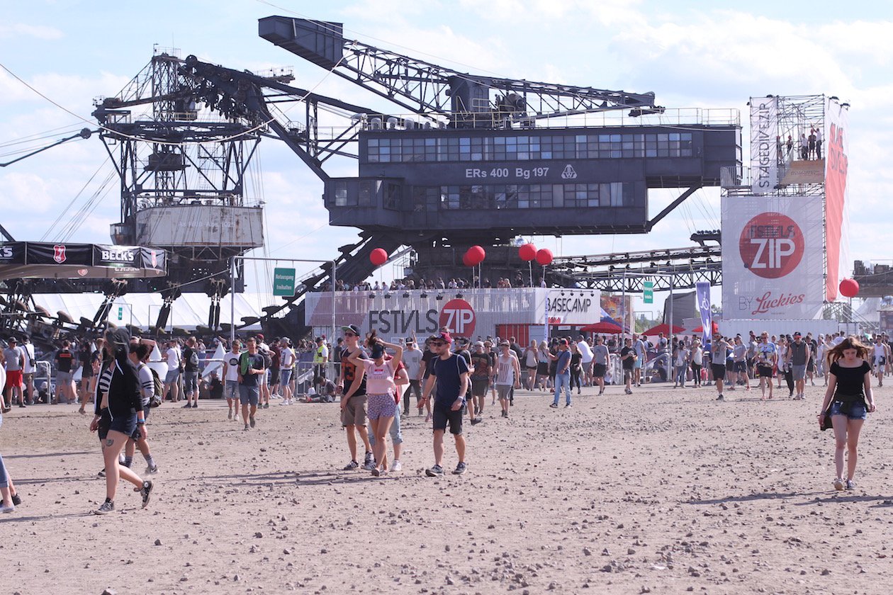 Am Samstag füllt sich das Festivalgelände wieder. (43/120) – Ferropolis ...