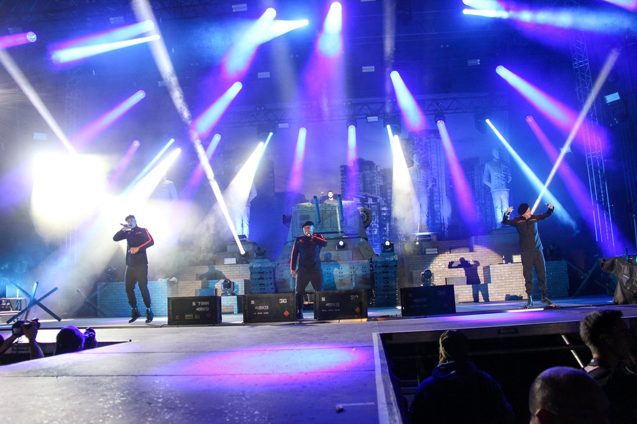 K.I.Z. on stage. (52/104) – Bei amtlichen Temperaturen und mit dickem ...
