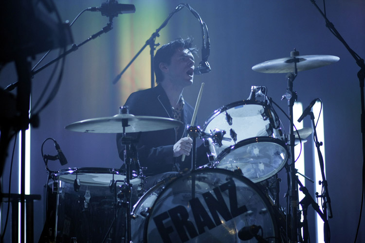 Franz Ferdinand – Am Schlagzeug: Paul Thomson (6/10) – Schottenrock in ...