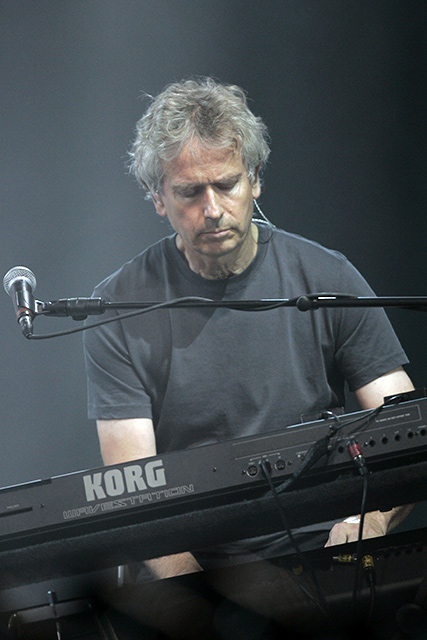 Genesis – (4/24) – Nach 15 Jahren wieder gemeinsam auf der Bühne: Phil ...