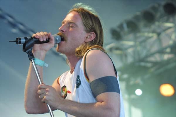 Gus Gus – Step Step aka Steph Stephenson hat die Menge im Griff. (2/11 ...