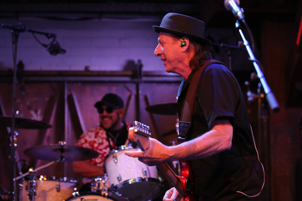 Jerry Harrison & Adrian Belew – Adrian Belew. (16/17) – Rockgeschichte ...