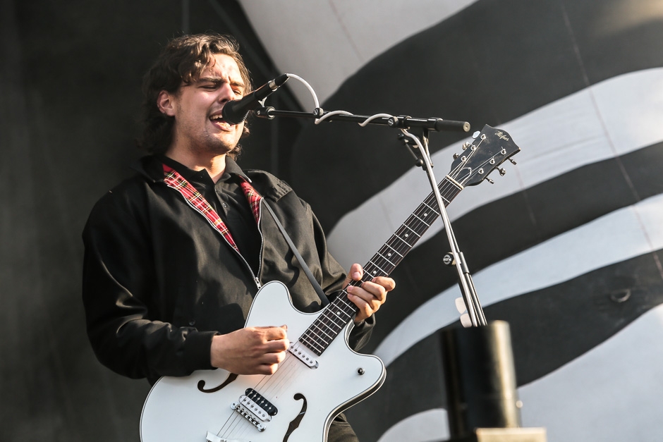 Kraftklub – Karl Schumann. (12/16) – Der Sommer trägt heuer schwarz ...