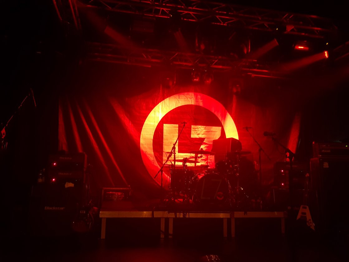 L7 – Suzi Gardner zum Publikum: "You are so beautiful!" (21/21) – laut ...