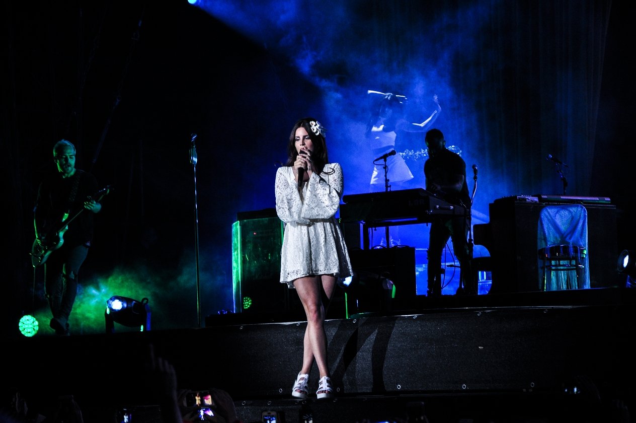 Lana Del Rey – Lana-Time! Die Bühne erstrahlt im Neonlicht … (1/13 ...