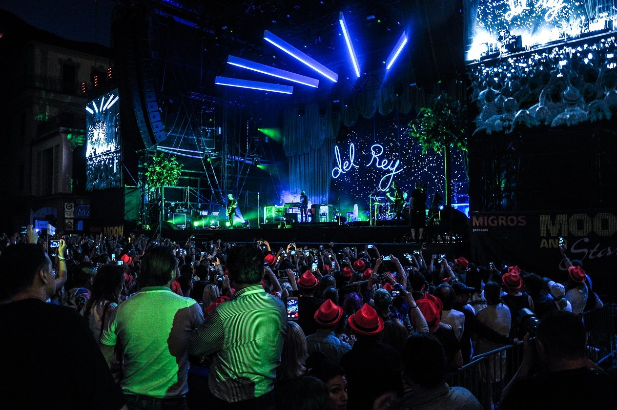 Lana Del Rey – Lana-Time! Die Bühne erstrahlt im Neonlicht … (1/13 ...