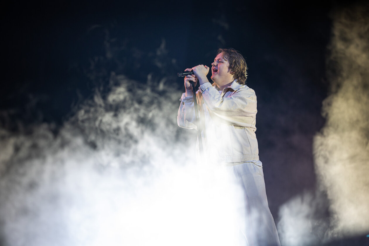 Lewis Capaldi – Lewis Capaldi. (13/23) – Der schottische Singer ...