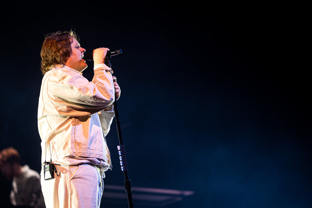 Lewis Capaldi – Lewis Capaldi. (15/23) – Der schottische Singer ...