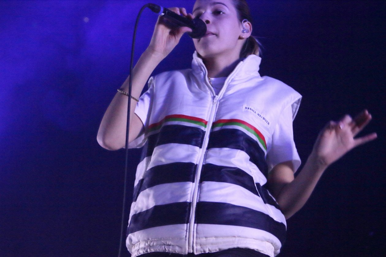 Mavi Phoenix – Mavi Phoenix. (5/7) – Mavi Phoenix mit Bilderbuch auf ...