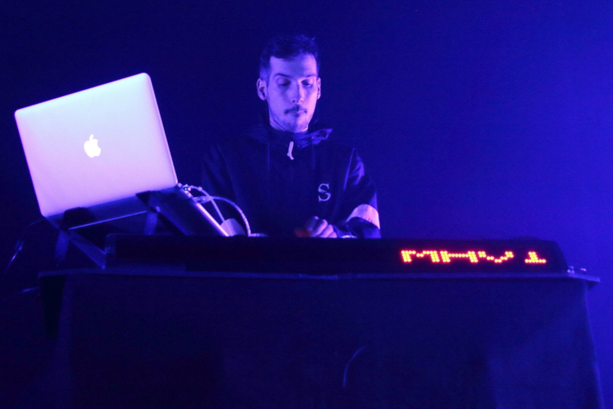 Mavi Phoenix – Alex The Flipper leutet ein, bevor ... (1/7) – Mavi ...