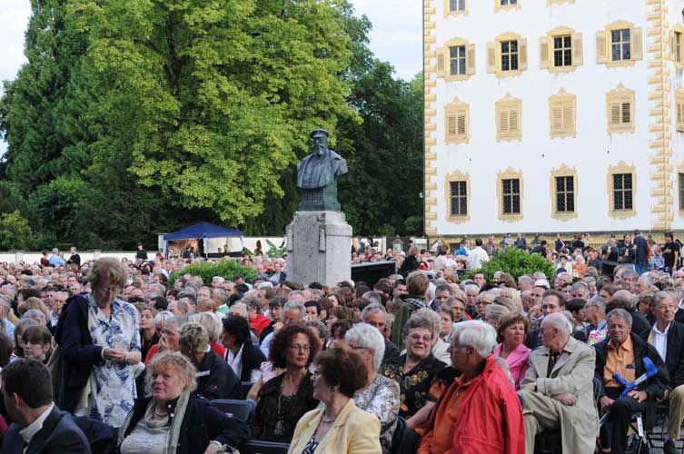 Max Raabe / Palastorchester – (1/22) – Trotz Publikum mit Stock im ...