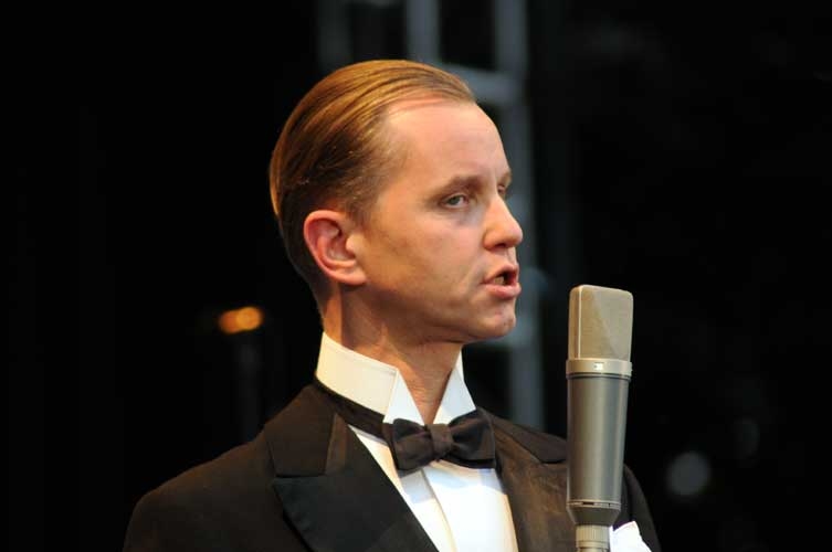 Max Raabe / Palastorchester – (8/22) – Trotz Publikum mit Stock im ...