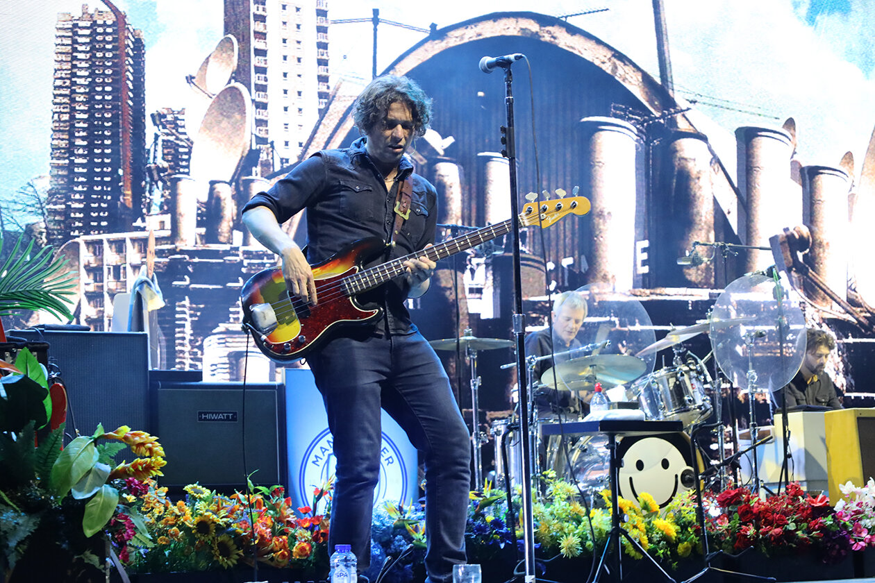 Noel Gallagher's High Flying Birds – Der Bassist basst auf. (4/18 ...