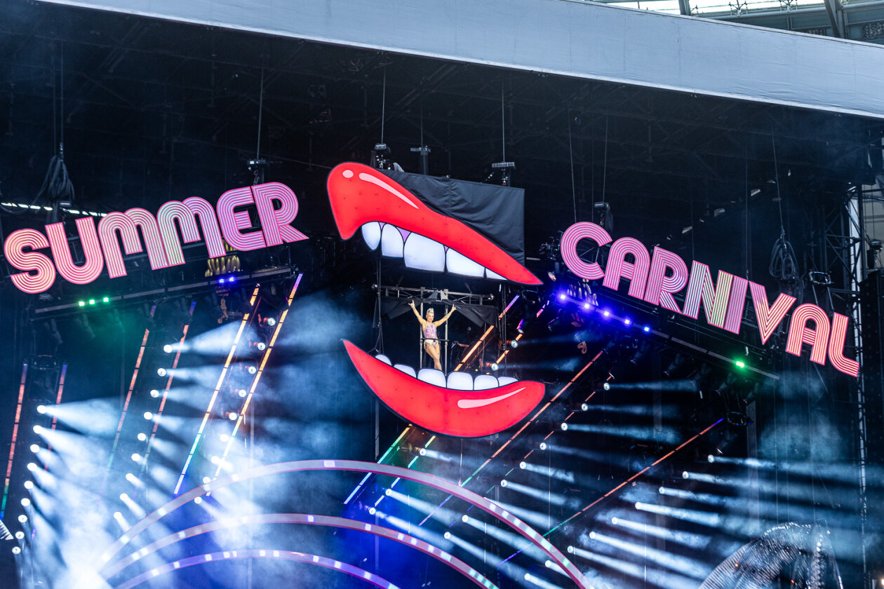 Pink – Pink. (25/30) – Die Auftaktshow zu den deutschen „Summer ...