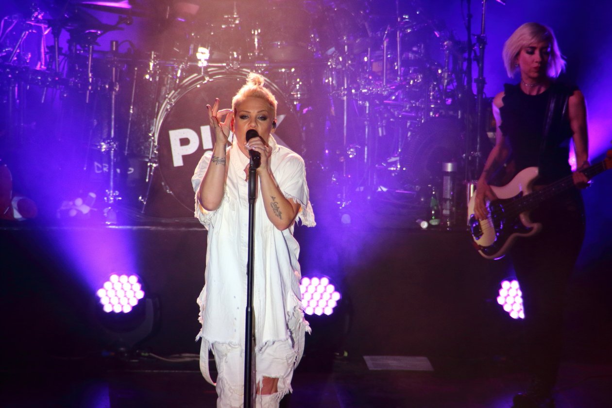 Pink – F**kin' Perfect! (14/23) – P!nk spielt ein intimes "Beautiful ...