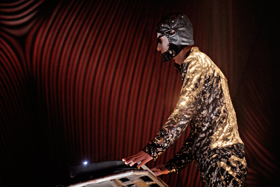 Rammstein – Flake Lorenz. (10/28) – Drei Mal füllen die teutonischen ...