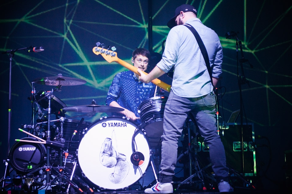 Revolverheld – Jakob und Live-Basser Chris Rodriguez. (3/14) – laut.de ...