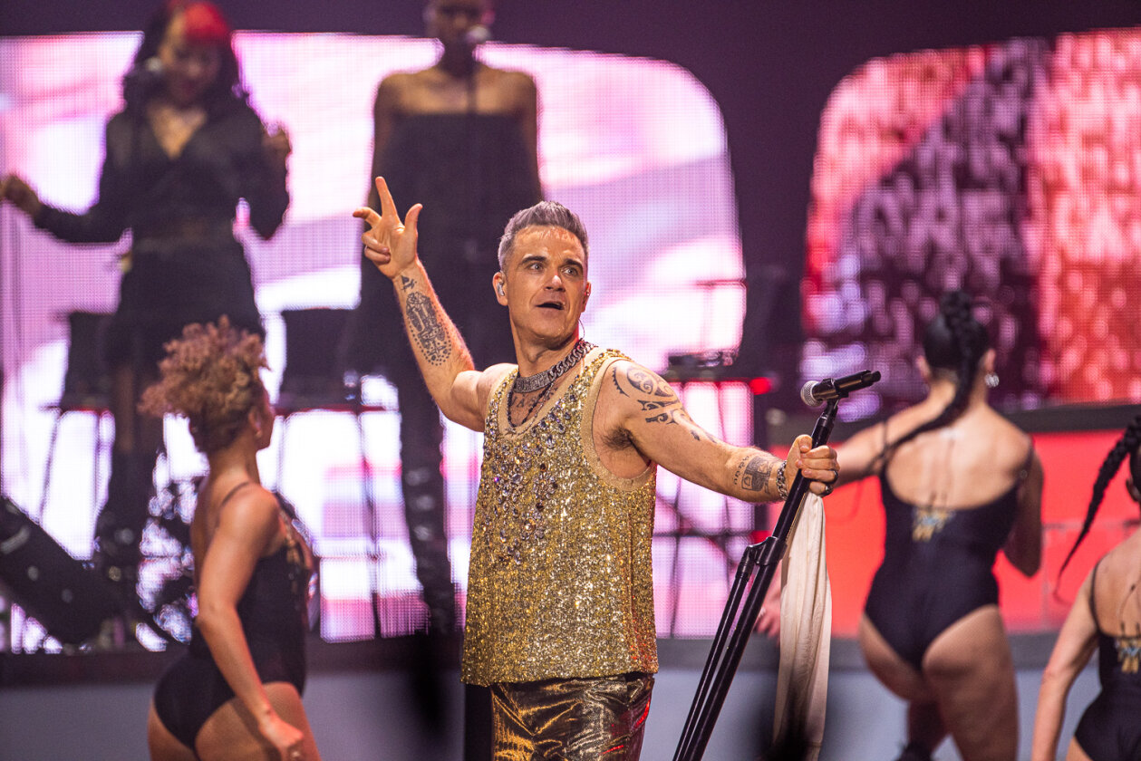 Robbie Williams – Robbie Williams. (12/35) – Pop-Spektakel in der ...