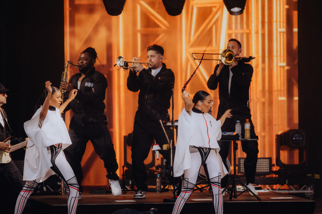 Robbie Williams – Robbies Crew. (19/35) – laut.de – Foto