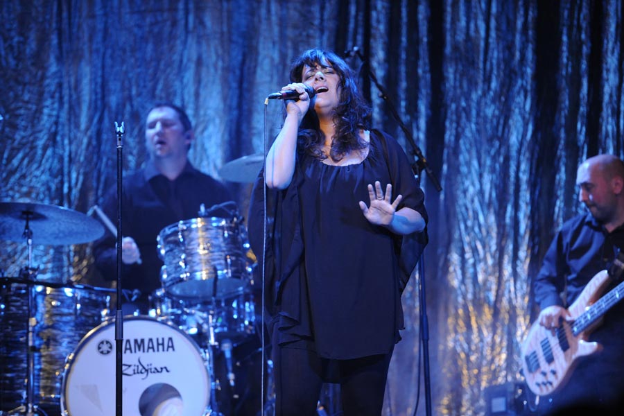 Rumer – ... sang sie natürlich auch den Hit Slow. (4/10) – Sarah Joyce ...