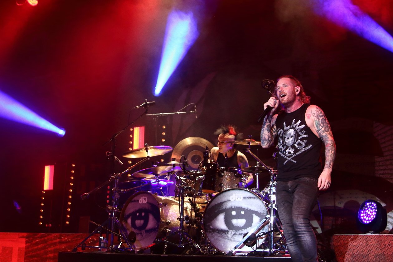 Stone Sour – Corey und Roy. (18/31) – Corey Taylor feuert die Konfetti ...