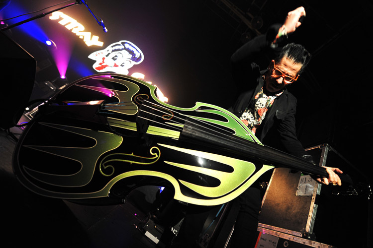 Stray Cats – Leo Drucker aka "Lee Rocker" am Bass (2/14) – Brian Setzer ...