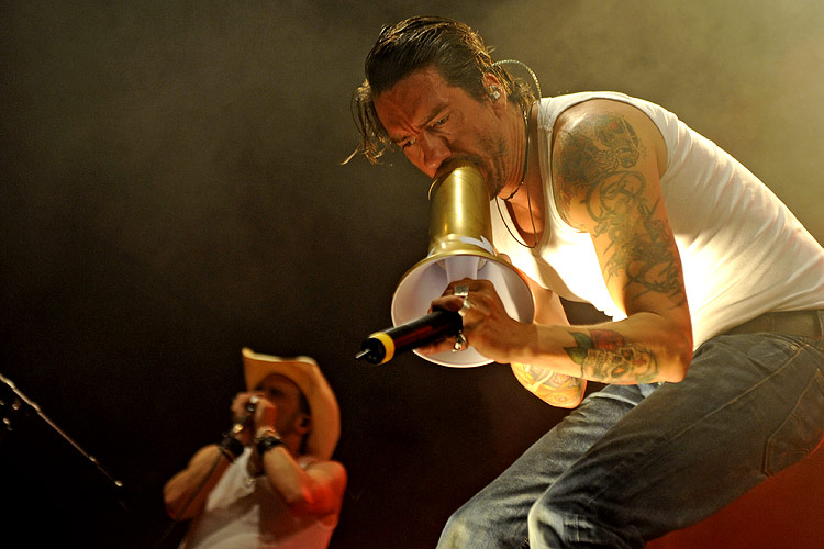 The BossHoss – Alec aka "Boss Burns" verschafft sich mit dem Megaphon ...