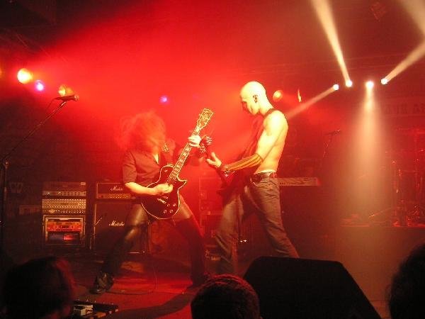 Tiamat – (3/9) – Tiamat haben immer noch eine Vorliebe für rot und ...