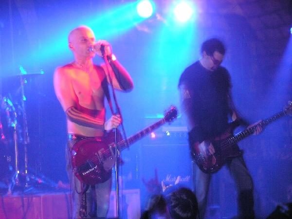 Tiamat – (8/9) – Tiamat haben immer noch eine Vorliebe für rot und ...