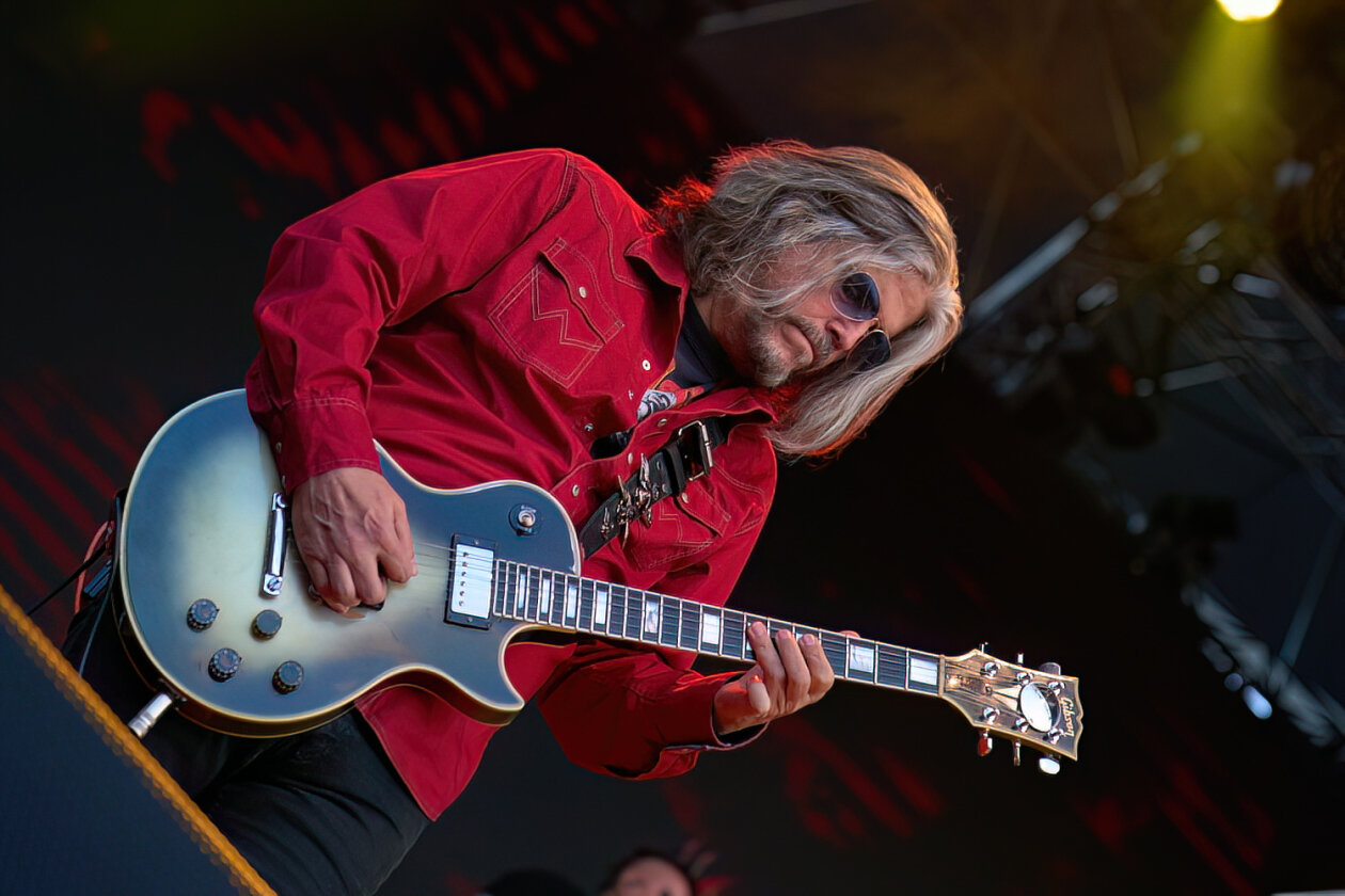 Tool – Adam Jones. (3/32) – Progressive-Legenden on tour: Maynard James Keenan, Adam Jones ...