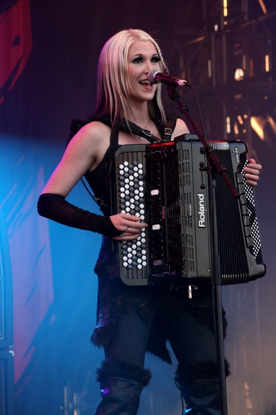 Turisas – Netta Skog (24/26) – Helden Metal 2.0 – laut.de – Foto